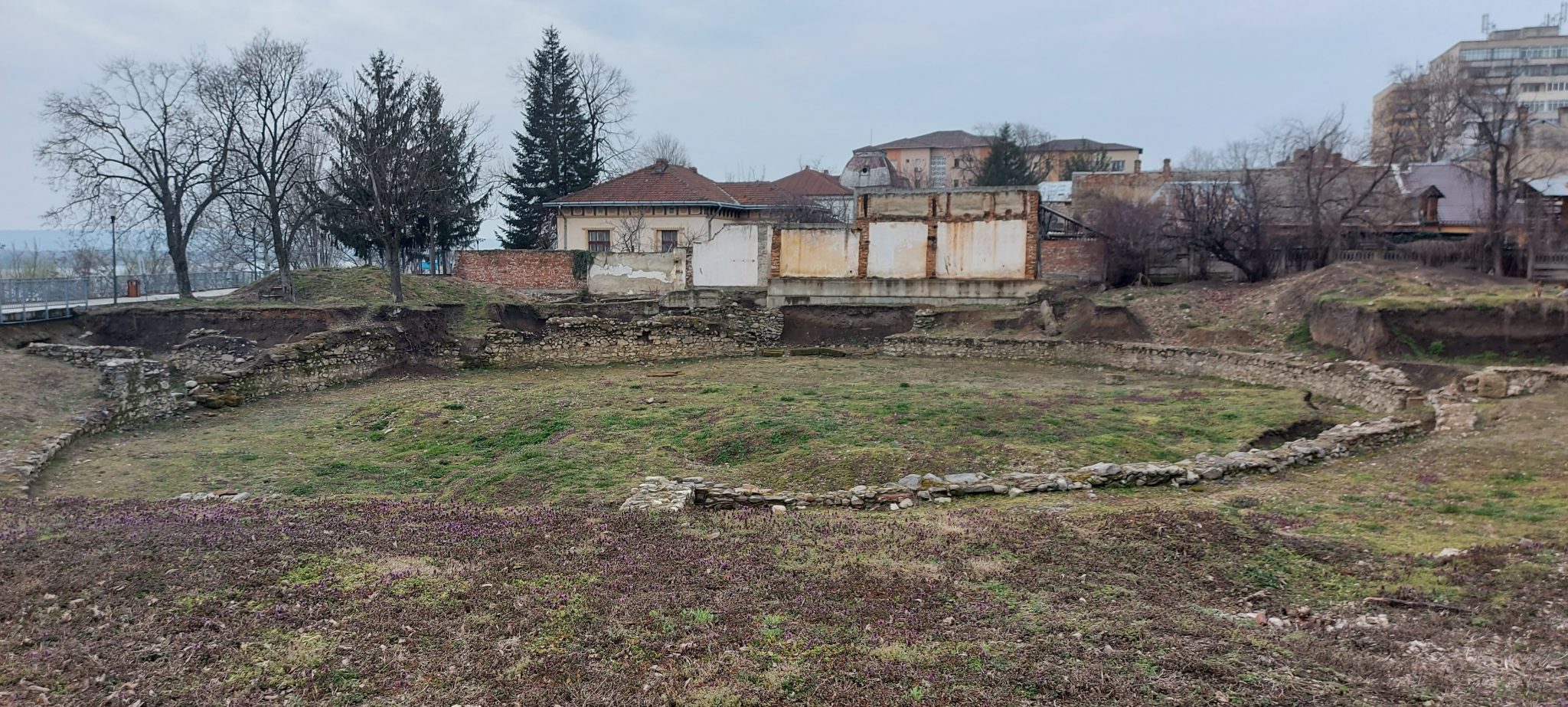 Amfiteatrul Roman de la Drobeta - Obiective turistice Drobeta Turnu ...